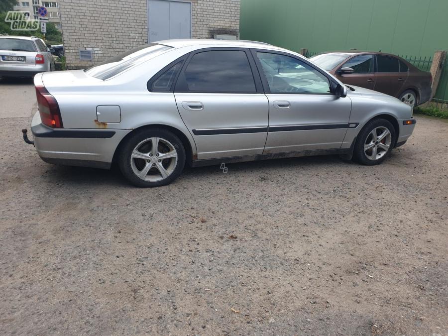 Volvo S80 2000 in Panevezys, with an engine capacity of 2.40 L and mileage of 469 thousand km for 650 €, photo 6 on AUTOMOTO.COM.LV