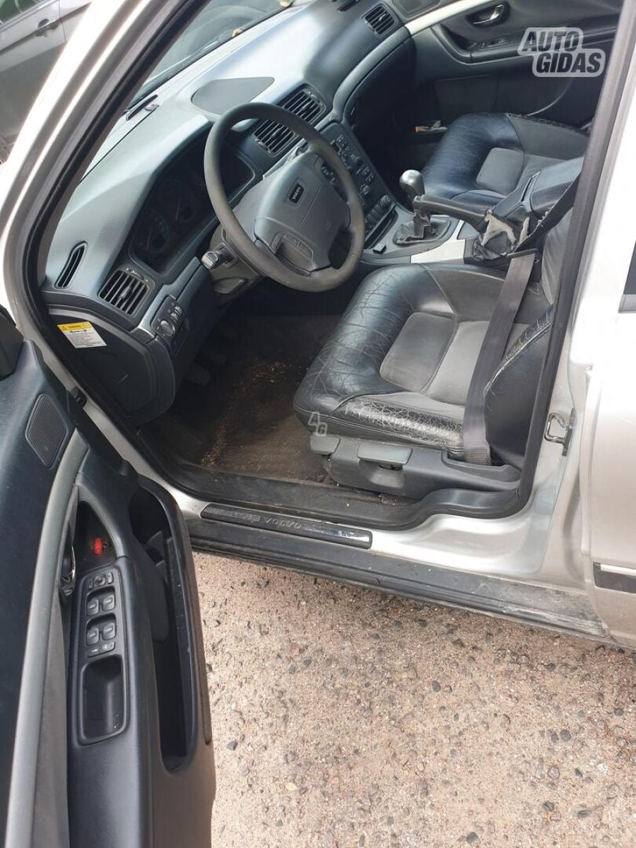 Volvo S80 2000 in Panevezys, with an engine capacity of 2.40 L and mileage of 469 thousand km for 650 €, photo 9 on AUTOMOTO.COM.LV