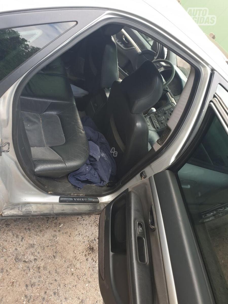 Volvo S80 2000 in Panevezys, with an engine capacity of 2.40 L and mileage of 469 thousand km for 650 €, photo 10 on AUTOMOTO.COM.LV