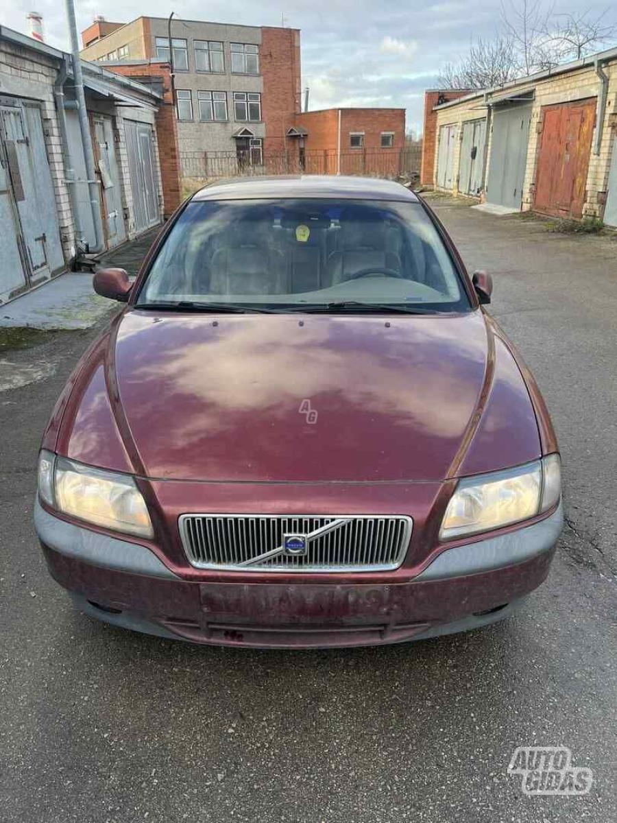 Volvo S80 2001 in Panevezys, with an engine capacity of 2.40 L and mileage of 300 thousand km for 500 €, photo 2 on AUTOMOTO.COM.LV