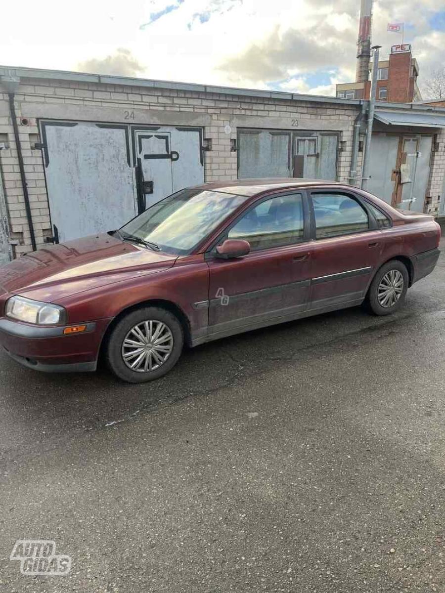 Volvo S80 2001 in Panevezys, with an engine capacity of 2.40 L and mileage of 300 thousand km for 500 €, photo 6 on AUTOMOTO.COM.LV