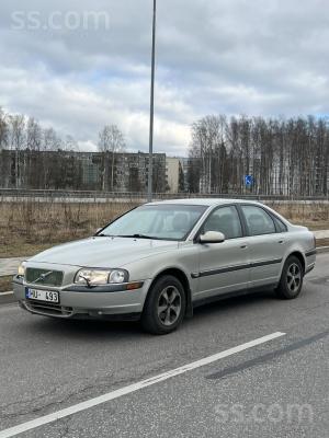 Volvo S80 2001 Rīga, ar dzinēja tilpumu 2.50 L un nobraukumu 360 tūkst. km par 980 €, foto  vietnē AUTOMOTO.COM.LV