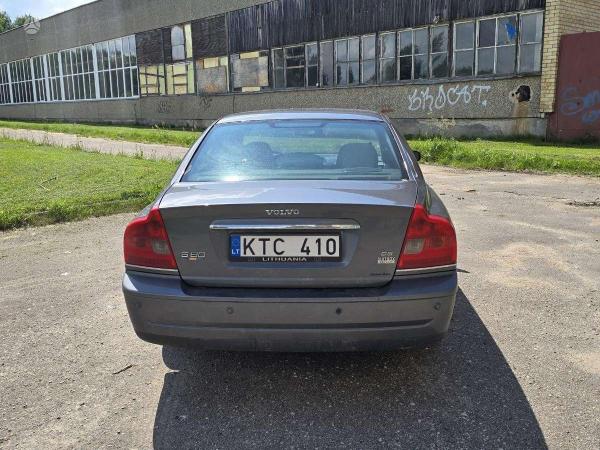 Volvo S80 2005 Viļņa, ar dzinēja tilpumu 2.40 L un nobraukumu 400 tūkst. km par 1200 €, foto 5 vietnē AUTOMOTO.COM.LV