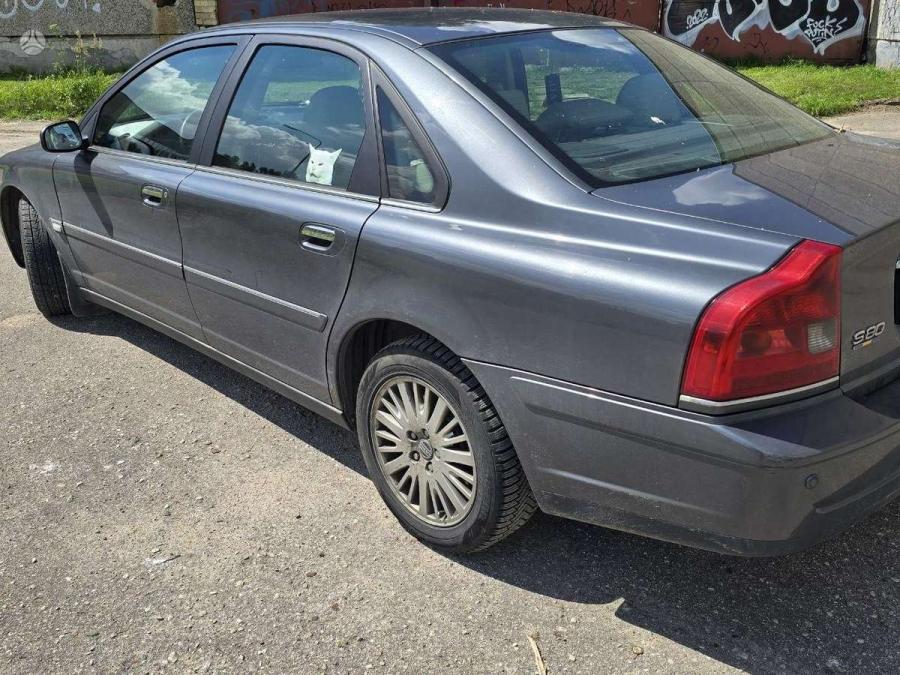 Volvo S80 2005 in Vilnius, with an engine capacity of 2.40 L and mileage of 400 thousand km for 1200 €, photo 9 on AUTOMOTO.COM.LV
