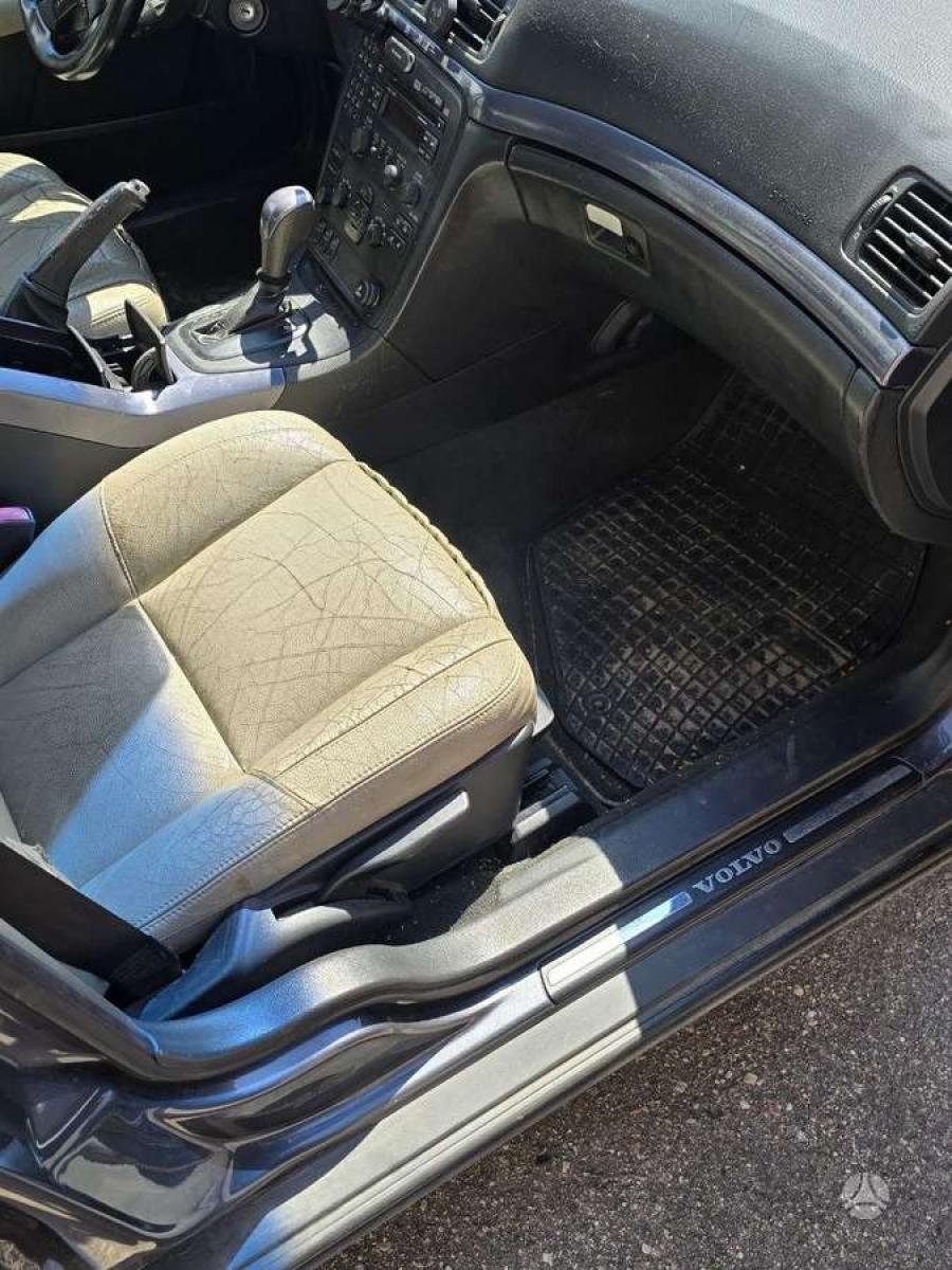 Volvo S80 2005 in Vilnius, with an engine capacity of 2.40 L and mileage of 400 thousand km for 1200 €, photo 23 on AUTOMOTO.COM.LV
