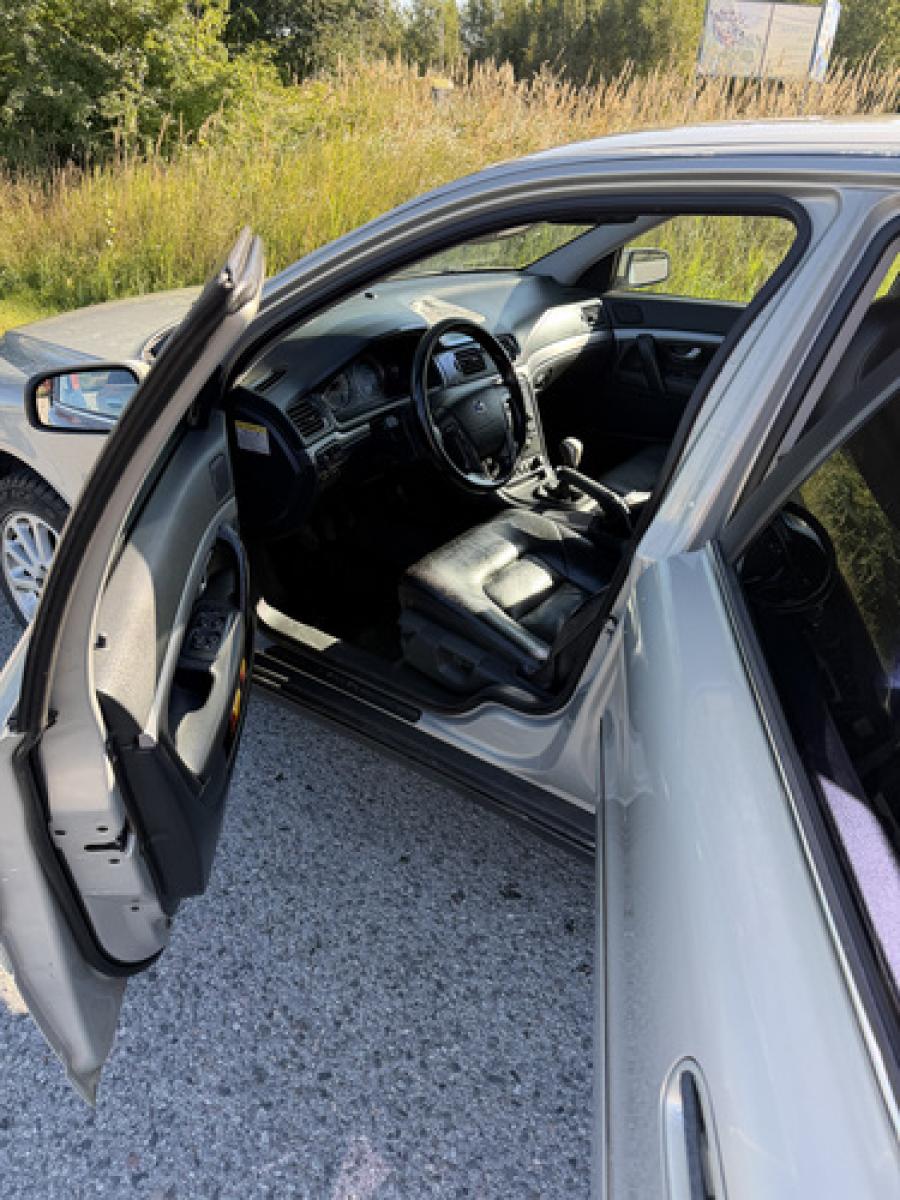 Volvo S80 2005 in Tallinn, with an engine capacity of 2.40 L and mileage of 295 thousand km for 2350 €, photo 7 on AUTOMOTO.COM.LV