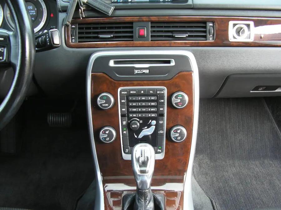 Volvo S80 2013 in Sigulda, with an engine capacity of 2.00 L and mileage of 220 thousand km for 8950 €, photo 18 on AUTOMOTO.COM.LV