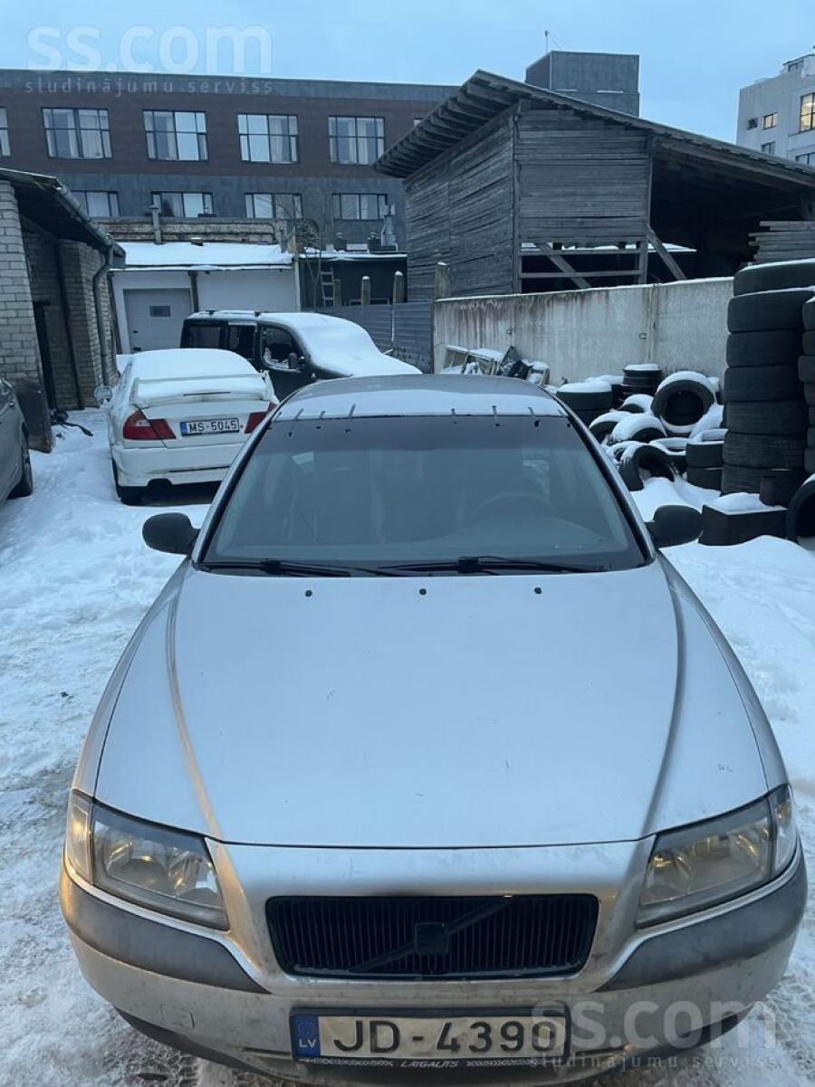 White Volvo S80 2002 in Riga, with an engine capacity of 2.40 L and mileage of 340 thousand km for 1100 €, photo 1 on AUTOMOTO.COM.LV
