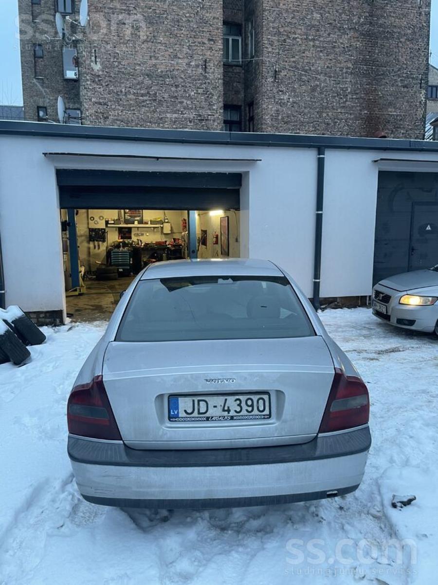 White Volvo S80 2002 in Riga, with an engine capacity of 2.40 L and mileage of 340 thousand km for 1100 €, photo 4 on AUTOMOTO.COM.LV