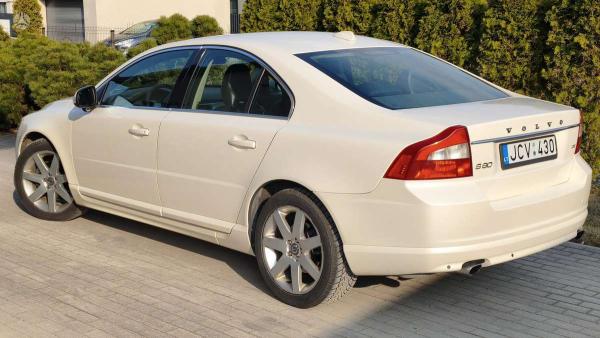White Volvo S80 2009 in Siauliai, with an engine capacity of 2.40 L and mileage of 349 thousand km for 4200 €, photo 6 on AUTOMOTO.COM.LV