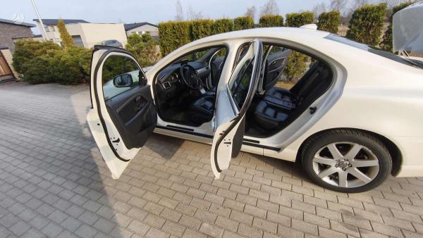 White Volvo S80 2009 in Siauliai, with an engine capacity of 2.40 L and mileage of 349 thousand km for 4200 €, photo 7 on AUTOMOTO.COM.LV