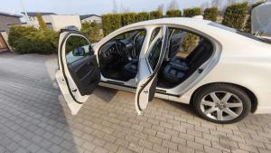 White Volvo S80 2009 in Siauliai, with an engine capacity of 2.40 L and mileage of 349 thousand km for 4200 €, photo 8 on AUTOMOTO.COM.LV