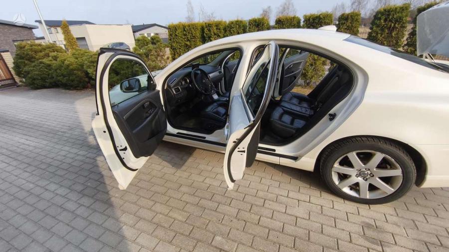 White Volvo S80 2009 in Siauliai, with an engine capacity of 2.40 L and mileage of 349 thousand km for 4200 €, photo 8 on AUTOMOTO.COM.LV