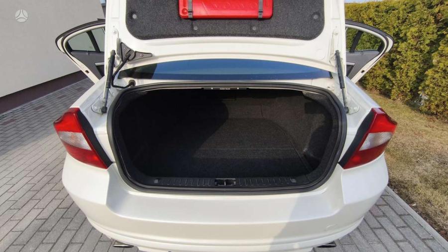 White Volvo S80 2009 in Siauliai, with an engine capacity of 2.40 L and mileage of 349 thousand km for 4200 €, photo 10 on AUTOMOTO.COM.LV