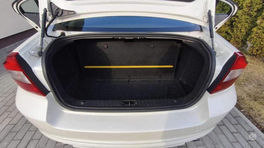 White Volvo S80 2009 in Siauliai, with an engine capacity of 2.40 L and mileage of 349 thousand km for 4200 €, photo 11 on AUTOMOTO.COM.LV