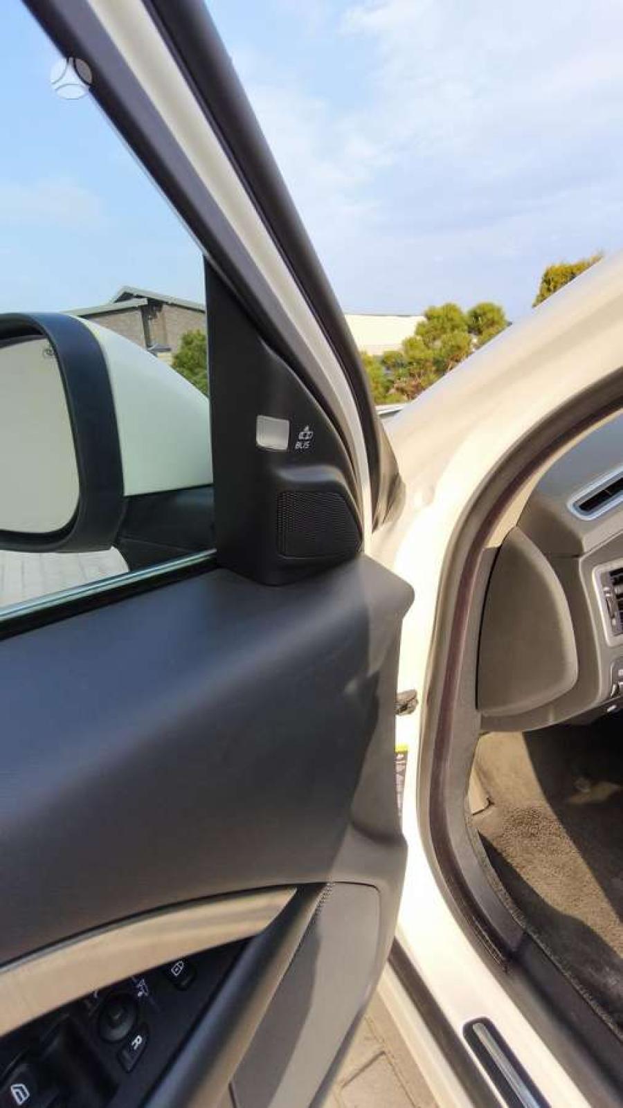 White Volvo S80 2009 in Siauliai, with an engine capacity of 2.40 L and mileage of 349 thousand km for 4200 €, photo 17 on AUTOMOTO.COM.LV