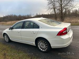 White Volvo S80 2010 in Tallinn, with an engine capacity of 2.40 L and mileage of 331 thousand km for 7990 €, photo 7 on AUTOMOTO.COM.LV