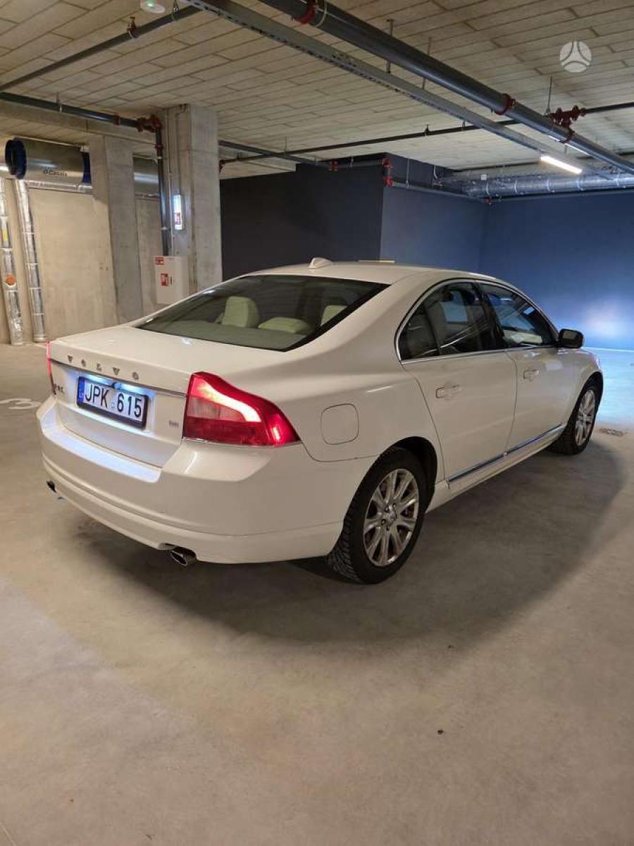 White Volvo S80 2010 in Vilnius, with an engine capacity of 3.19 L and mileage of 320 thousand km for 3000 €, photo 7 on AUTOMOTO.COM.LV