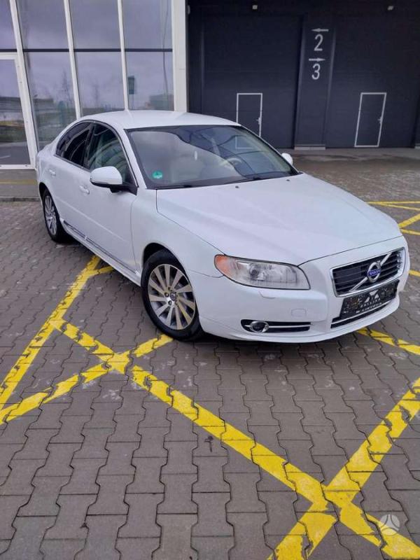 White Volvo S80 2012 in Vilnius, with an engine capacity of 2.00 L and mileage of 300 thousand km for 7250 €, photo 1 on AUTOMOTO.COM.LV