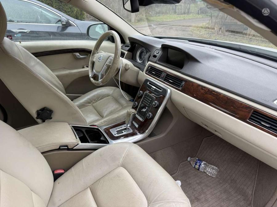 White Volvo S80 2012 in Vilnius, with an engine capacity of 3.19 L and mileage of 252 thousand km for 4300 €, photo 18 on AUTOMOTO.COM.LV