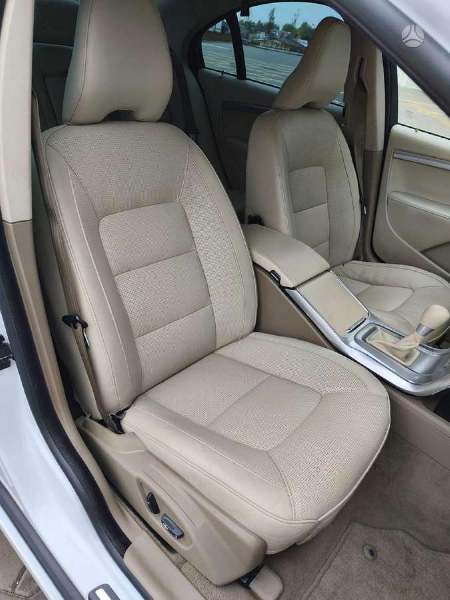 Balts Volvo S80 2012 Viļņa, ar dzinēja tilpumu 2.00 L un nobraukumu 300 tūkst. km par 6950 €, foto 24 vietnē AUTOMOTO.COM.LV
