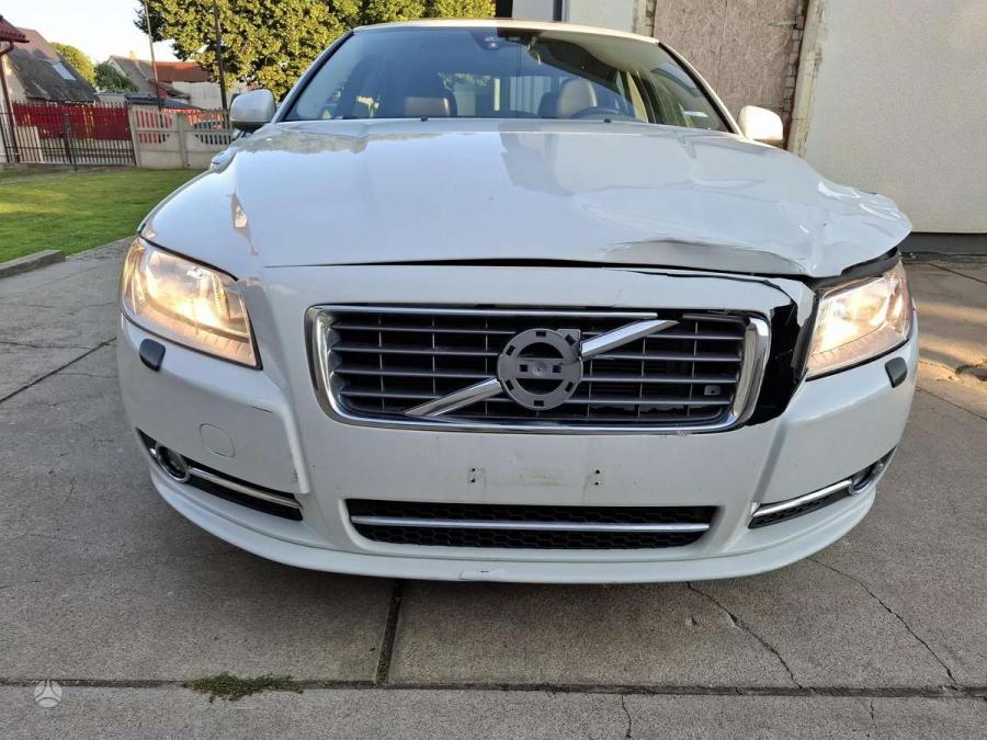 White Volvo S80 2012 in Jonava, with an engine capacity of 3.19 L and mileage of 221 thousand km for 4150 €, photo 10 on AUTOMOTO.COM.LV