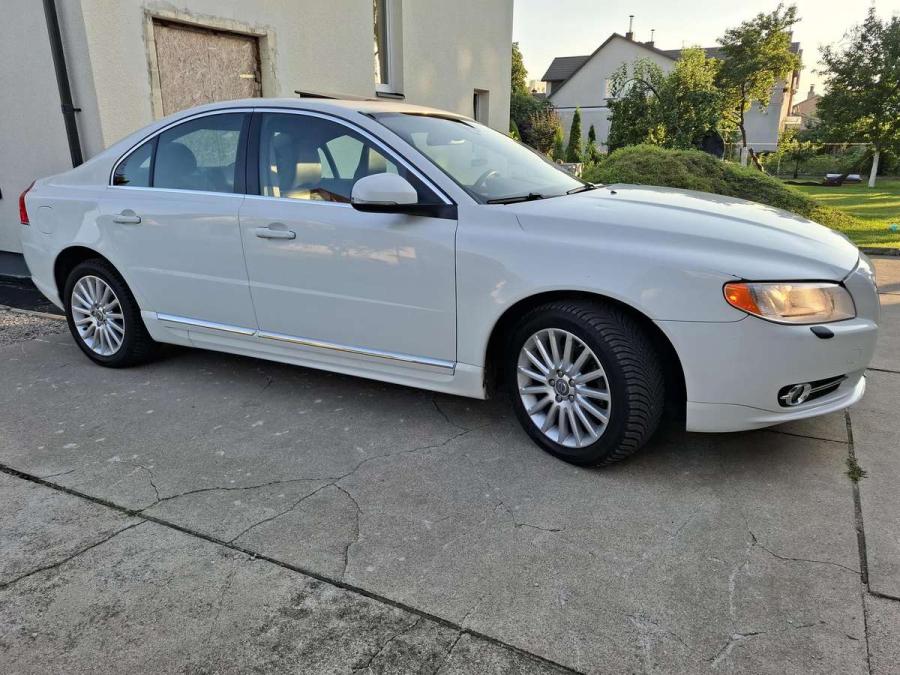 White Volvo S80 2012 in Jonava, with an engine capacity of 3.19 L and mileage of 221 thousand km for 4150 €, photo 18 on AUTOMOTO.COM.LV
