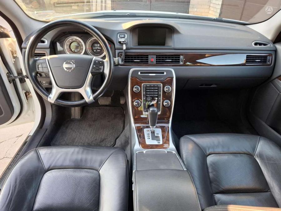 White Volvo S80 2012 in Jonava, with an engine capacity of 3.19 L and mileage of 221 thousand km for 4150 €, photo 26 on AUTOMOTO.COM.LV
