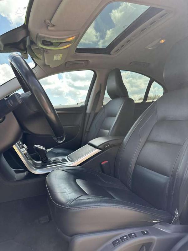 White Volvo S80 2015 in Kaunas, with an engine capacity of 1.97 L and mileage of 235 thousand km for 8700 €, photo 5 on AUTOMOTO.COM.LV