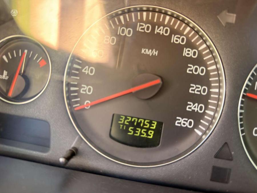 Yellow Volvo S80 2005 in Silute, with an engine capacity of 2.40 L and mileage of 328 thousand km for 1100 €, photo 6 on AUTOMOTO.COM.LV