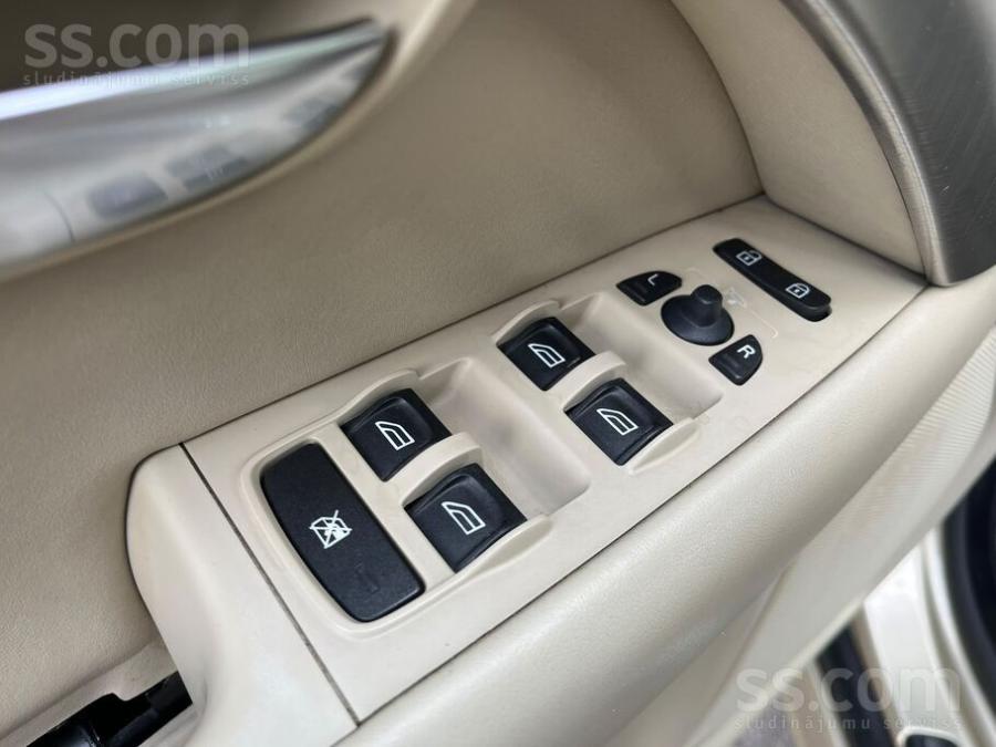 Yellow Volvo S80 2007 in Riga, with an engine capacity of 2.40 L and mileage of 0 thousand km for 3599 €, photo 17 on AUTOMOTO.COM.LV