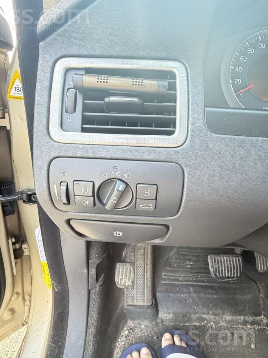 Yellow Volvo S80 2007 in Balvi, with an engine capacity of 2.40 L and mileage of 412 thousand km for 3500 €, photo 12 on AUTOMOTO.COM.LV