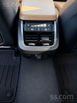 Black Volvo S90 2016 in Riga, with an engine capacity of 2.00 L and mileage of 285 thousand km for 18200 €, photo 9 on AUTOMOTO.COM.LV