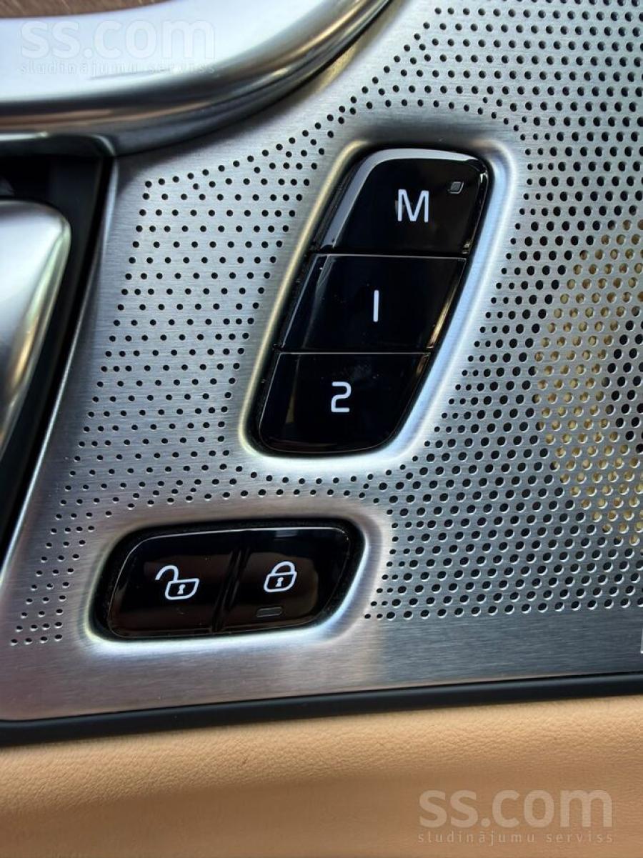 Black Volvo S90 2016 in Riga, with an engine capacity of 2.00 L and mileage of 285 thousand km for 18200 €, photo 13 on AUTOMOTO.COM.LV