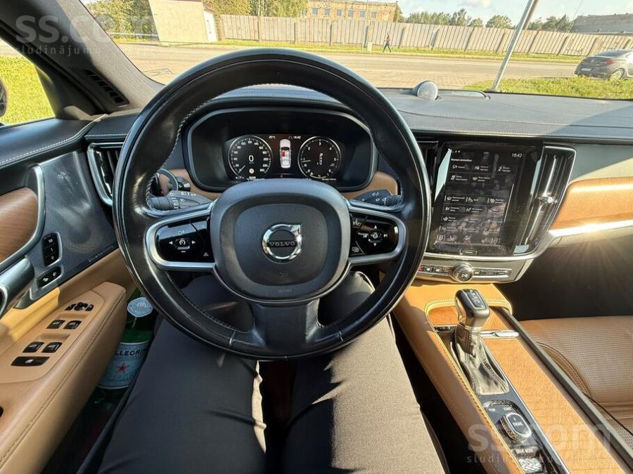 Black Volvo S90 2016 in Riga, with an engine capacity of 2.00 L and mileage of 285 thousand km for 18200 €, photo 18 on AUTOMOTO.COM.LV