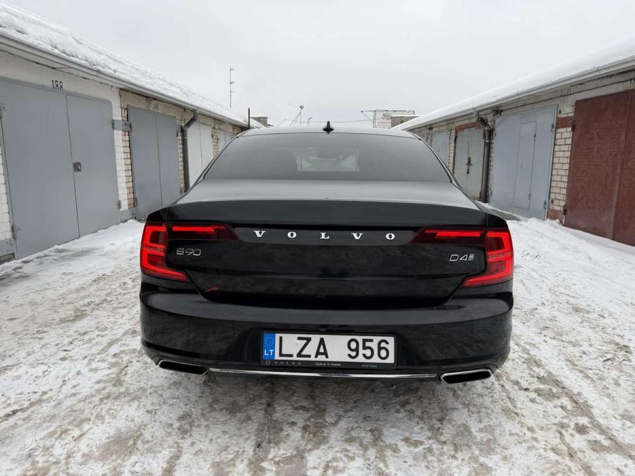Black Volvo S90 2017 in Kaunas, with an engine capacity of 2.01 L and mileage of 302 thousand km for 12900 €, photo 4 on AUTOMOTO.COM.LV