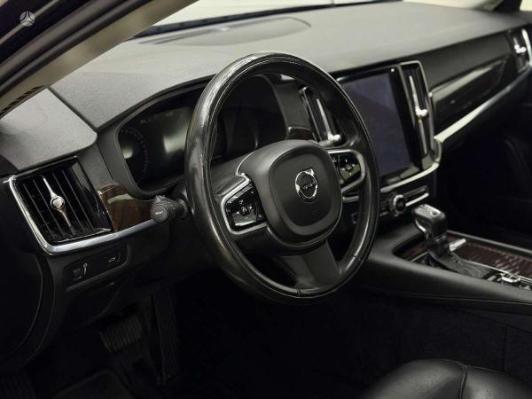 Black Volvo S90 2018 in Vilnius, with an engine capacity of 1.97 L and mileage of 190 thousand km for 17500 €, photo 9 on AUTOMOTO.COM.LV