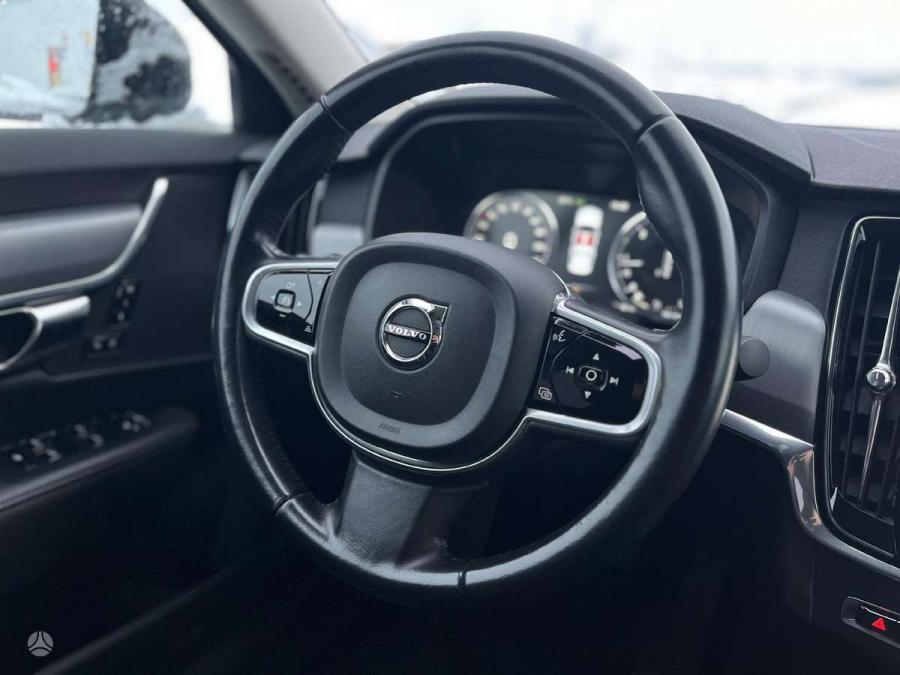 Black Volvo S90 2018 in Vilnius, with an engine capacity of 1.97 L and mileage of 225 thousand km for 15790 €, photo 19 on AUTOMOTO.COM.LV