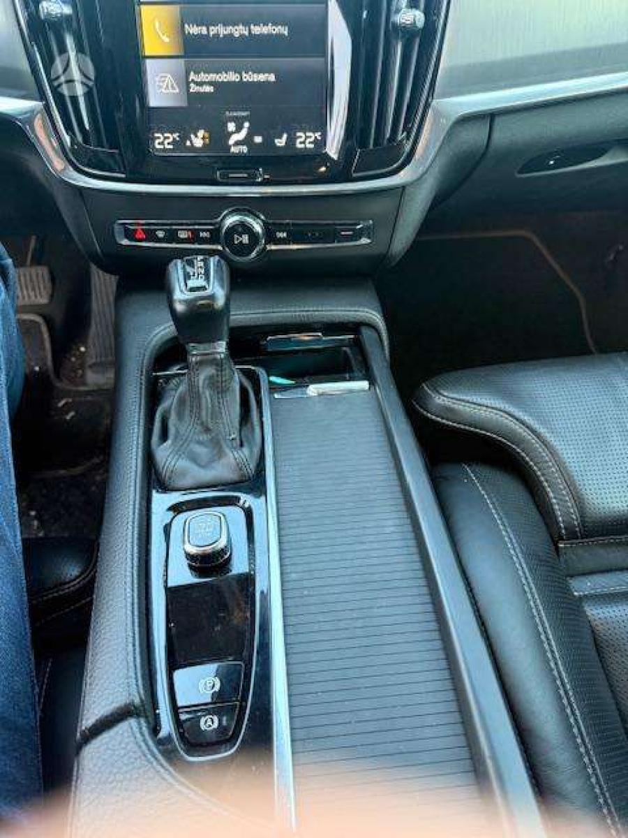 Black Volvo S90 2018 in Taurage, with an engine capacity of 1.97 L and mileage of 142 thousand km for 16990 €, photo 12 on AUTOMOTO.COM.LV