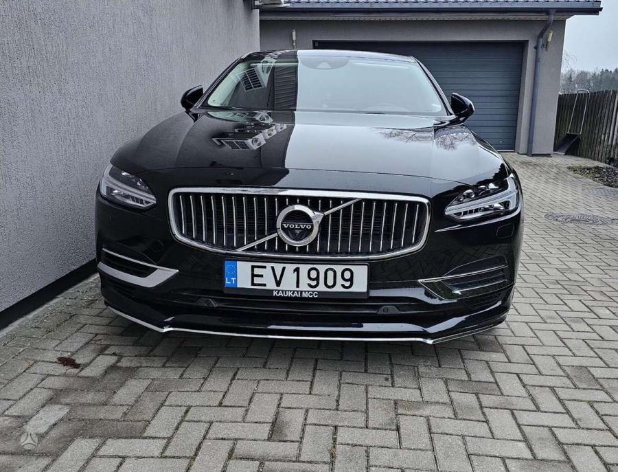 Black Volvo S90 2018 in Vilnius, with an engine capacity of 1.97 L and mileage of 141 thousand km for 25500 €, photo 1 on AUTOMOTO.COM.LV