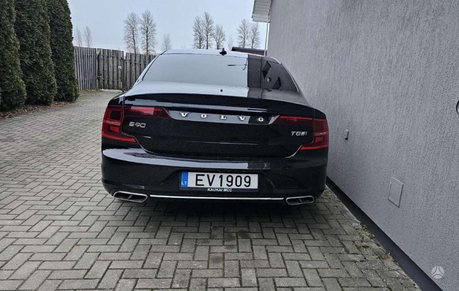 Black Volvo S90 2018 in Vilnius, with an engine capacity of 1.97 L and mileage of 141 thousand km for 25500 €, photo 4 on AUTOMOTO.COM.LV