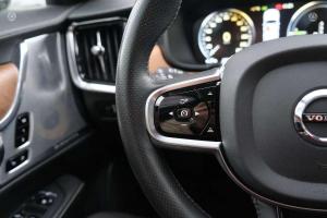 Black Volvo S90 2018 in Vilnius, with an engine capacity of 1.97 L and mileage of 141 thousand km for 25500 €, photo 17 on AUTOMOTO.COM.LV