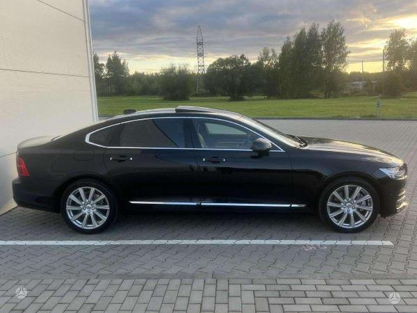 Black Volvo S90 2018 in Kaunas, with an engine capacity of 1.97 L and mileage of 107 thousand km for 19999 €, photo 1 on AUTOMOTO.COM.LV