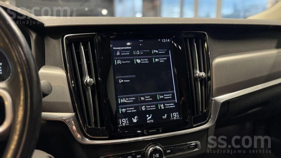 Black Volvo S90 2018 in Riga, with an engine capacity of 2.00 L and mileage of 158 thousand km for 17990 €, photo 16 on AUTOMOTO.COM.LV