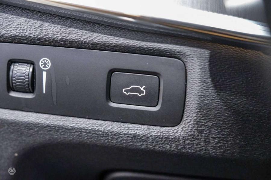 Black Volvo S90 2018 in Kaunas, with an engine capacity of 2.00 L and mileage of 255 thousand km for 15990 €, photo 17 on AUTOMOTO.COM.LV