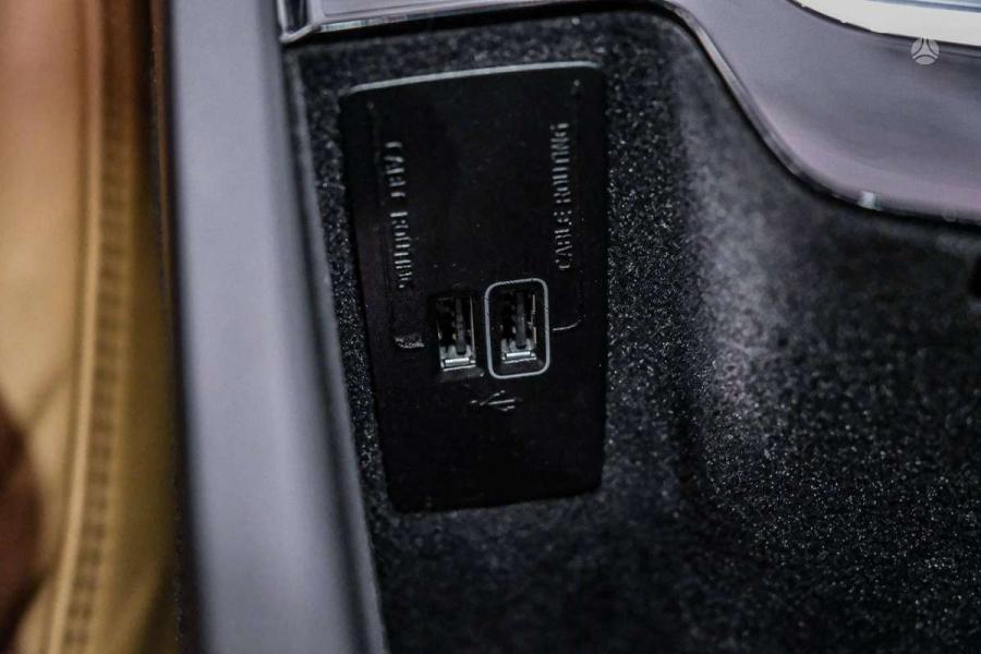 Black Volvo S90 2018 in Kaunas, with an engine capacity of 2.00 L and mileage of 255 thousand km for 15990 €, photo 27 on AUTOMOTO.COM.LV