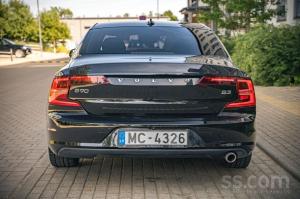 Black Volvo S90 2018 in Riga, with an engine capacity of 2.00 L and mileage of 176 thousand km for 16990 €, photo 6 on AUTOMOTO.COM.LV
