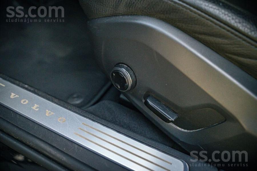 Black Volvo S90 2018 in Riga, with an engine capacity of 2.00 L and mileage of 176 thousand km for 16990 €, photo 16 on AUTOMOTO.COM.LV