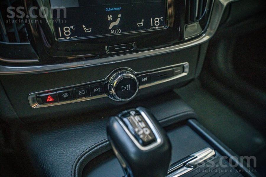Black Volvo S90 2018 in Riga, with an engine capacity of 2.00 L and mileage of 176 thousand km for 16990 €, photo 20 on AUTOMOTO.COM.LV