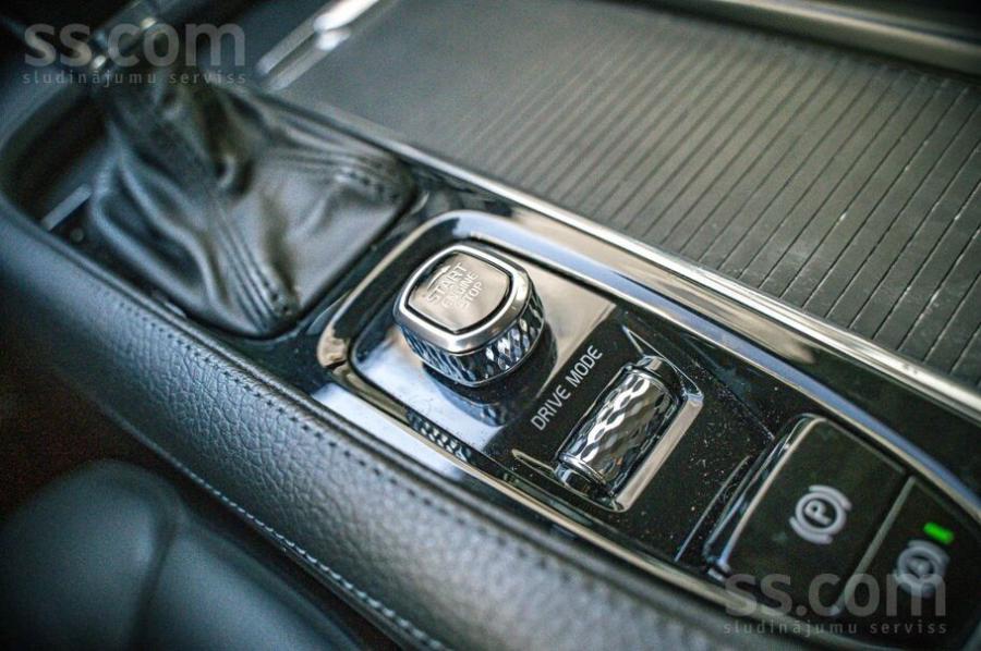 Black Volvo S90 2018 in Riga, with an engine capacity of 2.00 L and mileage of 176 thousand km for 16990 €, photo 21 on AUTOMOTO.COM.LV